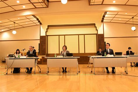 中央教育審議会総会にて、永岡大臣から荒瀬会長へ「「令和の日本型学校教育」を担う質の高い教師の確保のための環境整備に関する総合的な方策について」諮問