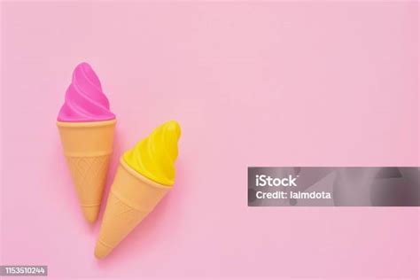 분홍색과 노란 장난감 아이스크림 분홍색 배경에 미니 멀리즘 여름 개념입니다 배경 주제에 대한 스톡 사진 및 기타 이미지 배경 주제 아이스크림 분홍 Istock