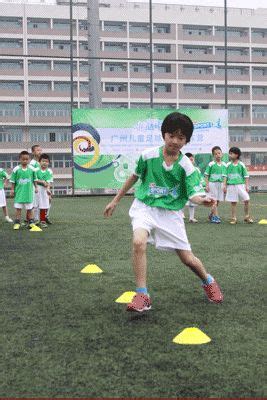 国外足球小孩训练 小孩足球训练10个基本动作 随意云