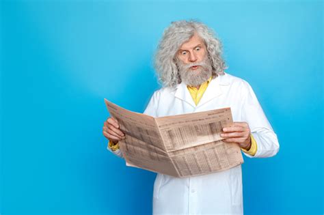 신문에서 파란 서 독서 뉴스에 고립 된 의사의 가운 스튜디오를 입고 노인 충격 곱슬 머리에 대한 스톡 사진 및 기타 이미지