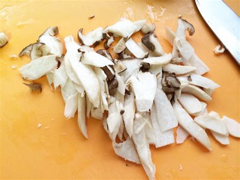 食物繊維たっぷりでたくさん食べてもok！糖質制限ダイエットレシピ「糸こんにゃくときのこの煮浸し」 結婚生活ブログ Web論