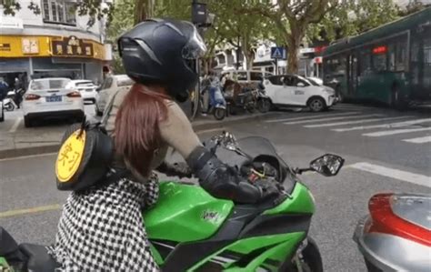 新手女骑出门溜车，身上还背一个超大实习标，可谓满满求生欲搜狐汽车搜狐网