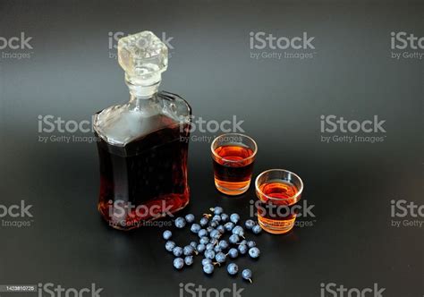 블루 베리 리큐어 강한 수제 알코올 및 검은 배경에 잘 익은 야생 열매가 뿌려집니다 0명에 대한 스톡 사진 및 기타 이미지