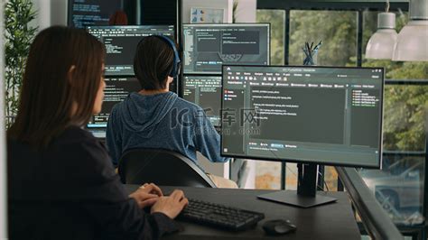 女程序员在电脑键盘上输入源代码高清摄影大图 千库网