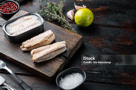 주석의 통조림 고등어 필레 나무 도마 오래된 어두운 나무 테이블 배경 허브와 재료 카피 스페이스 와 텍스트 공간 0명에 대한 스톡 사진 및 기타 이미지 Istock
