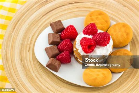 흰색 예술적 접시에 신선한 빨강 나무 딸기 레드 신선한 라스베리 쿠키 로즈마리 초콜릿 및 백그라운드에서 크림 하얀 예술적 접시에 0명에 대한 스톡 사진 및 기타 이미지