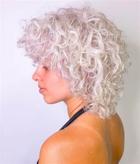 30 Head Turning Blonde Curly Hair Looks For 2025