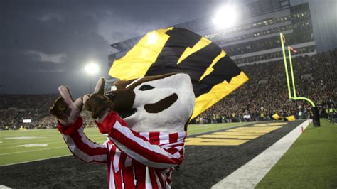 Bucky Badger Trolled Goldy Gopher After Wisconsins Rivalry Win Over