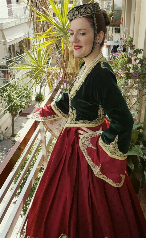 Greek Traditional Folk Costume Amalia Ενδυμασία Αμαλίας Σωματείο