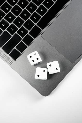 白い背景ボード上のコンピュータとサイコロ Saasのストックフォトや画像を多数ご用意 Saas つながり アイデア Istock