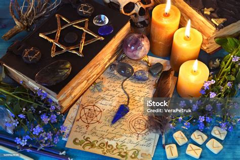 마법의 마법 책 룬 촛불이 의식 마녀 테이블에 있습니다 오컬트 밀교 및 운세는 정물화입니다 빈티지 물건이 있는 신비로운 배경 0명에 대한 스톡 사진 및 기타 이미지 Istock