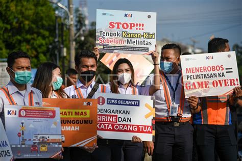 Sosialisasi Keselamatan Berkendara Di Perlintasan Kereta Api Antara Foto