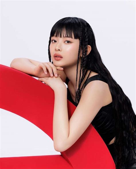 進攻美妝！韓團newjeans Hanni接下亞曼尼全球彩妝大使，愛用唇色要賣爆 Line購物