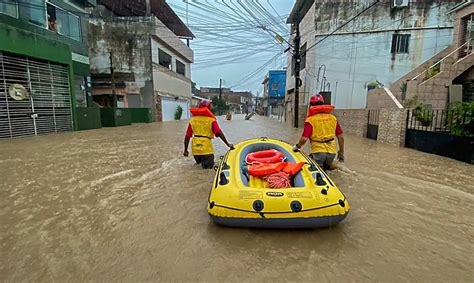 Recife tem áreas alagadas e aulas remotas após fortes chuvas