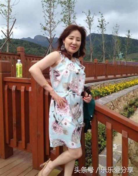 萬畝花海中天真快樂的風韻阿姨 每日頭條