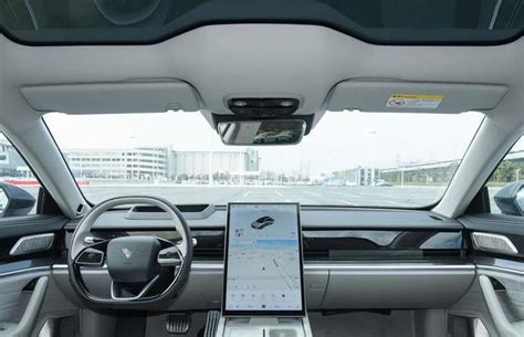 全新设计语言，哪吒 S 猎装演绎猎装美学新潮流