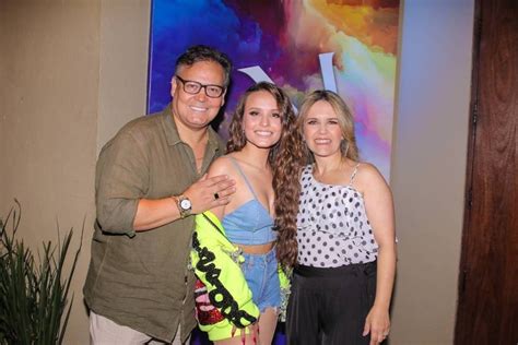 Larissa Manoela abre mão de R 18 mi para encerrar relação os pais