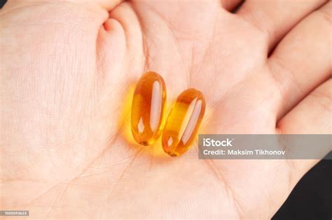 생선 기름 오메가 3 젤 캡슐은 검은 배경에 손을 들고 근접 촬영 0명에 대한 스톡 사진 및 기타 이미지 0명 간 내부 기관 개념 Istock