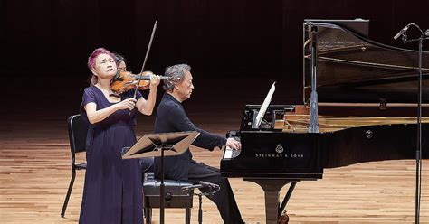 연주하는 바이올리니스트 정경화