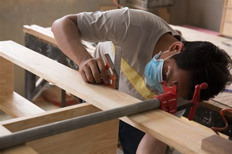 목수 작업장에서 규모와 통치자와 나무 보드를 측정 조인은 나무 가구의 생산에 대한 작업을 수행합니다 중소기업 컨셉 25 29세에 대한 스톡 사진 및 기타 이미지 Istock