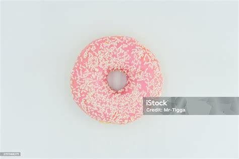 밝은 배경에 분홍색 유약과 스프링클이 있는 다채롭고 광택 있는 도넛의 이미지 개념에 대한 스톡 사진 및 기타 이미지 개념 개념과 주제 고대비 Istock