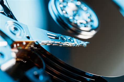 컴퓨터에서 하드 드라이브를 분해 미러 효과와 Hdd 미러 효과와 컴퓨터 Hdd에서 하드 드라이브를 열었습니다 컴퓨터 Pc 노트북의 일부 0명에 대한 스톡 사진 및 기타