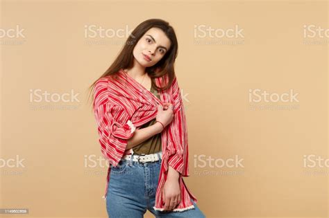 캐주얼 서 있는 멋진 매력적인 젊은 여자의 초상화 스튜디오에서 파스텔 베이 지 배경에 고립 된 카메라를 찾고 사람들은 진심으로