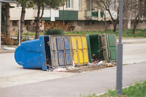 Погром в Мездра Разорени след казино вандали безчинстваха посред нощ обръщаха кофи и трoшиха