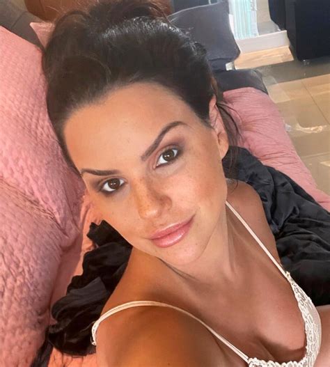 carol dias r carol dias