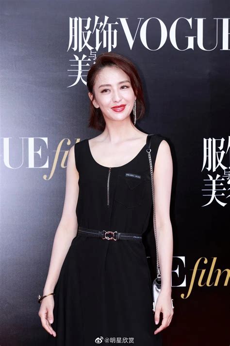 佟麗婭時尚紅毯秀 笑靨如花 資訊咖