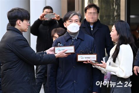 포토 취재진 질의에 답하는 조국
