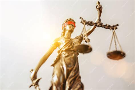 정의의 여신상 또는 정의의 로마 여신 Iustitia Justitia 프리미엄 사진