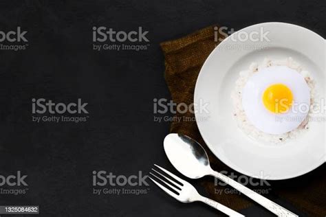 쌀 흰 접시와 숟가락 어두운 돌 테이블 배경에 포크 볶음 계란 달걀부침에 대한 스톡 사진 및 기타 이미지 달걀부침 쌀 주식