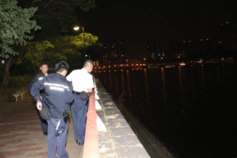 沙田醉女跌錢落城門河 跨欄拾回卻無法上岸 熱心途人合力救起 星島日報
