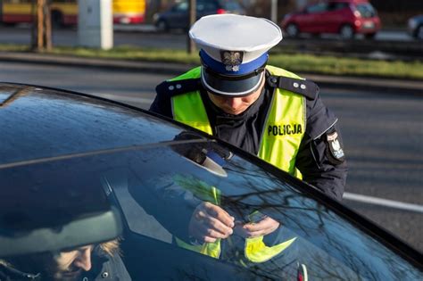 Czego policjanci szukają pod fotelami Powodu do wlepienia 500 zł mandatu Motoryzacja w INTERIA PL