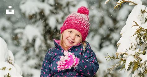 흰 눈 위에 서서 눈으로 덮인 나무 근처에서 웃고 있는 소녀 사진 Unsplash의 무료 숲 이미지