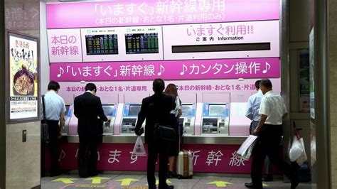 駅券売機に急増qrコードは何に使うのか 経営 Broadway Shows Neon Signs Photo Illustration