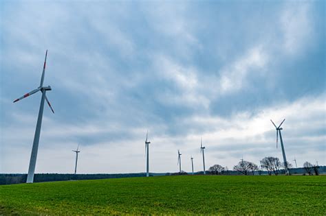농촌 지역의 풍차 해상 풍력 발전 단지 풍력 터빈 농장 대체 재생 에너지 생산 그린 에너지 개념 재생 가능한 전기 에너지 생산을 위한 풍차 풍차 전기 0명에 대한 스톡 사진