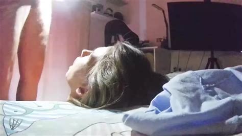 Engañando Esposa Engañó A Su Marido En La Cama Con Su Mejor Amigo