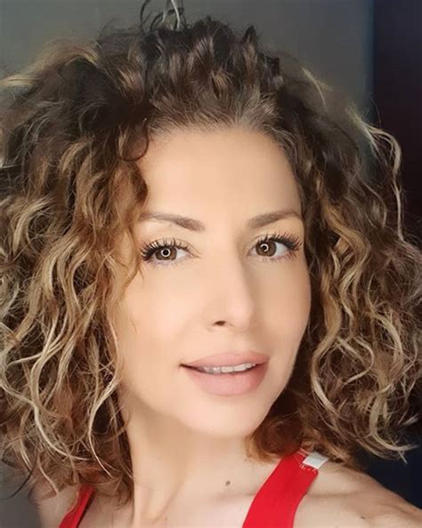 Foto Carmen Brumă Sfidează Pandemia A Apărut Doar într Un Costum De