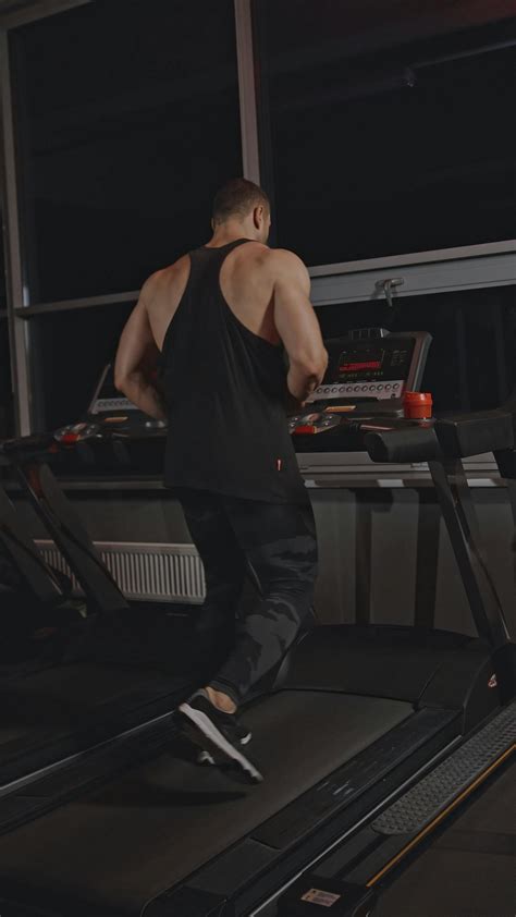 有关举重 健美運動者 健身 健身器材 健身房 健身房锻炼 傢伙 坚强的人 垂直视频 室內 權力 男 肌肉 訓練 賽
