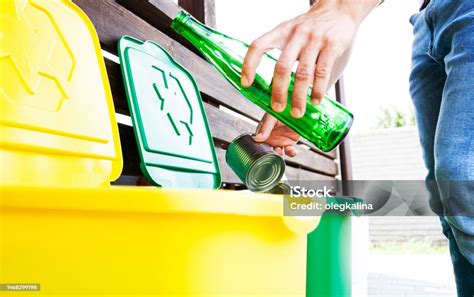 Pria Membuang Botol Kaca Dan Kaleng Ke Tempat Sampah Yang Berbeda Untuk
