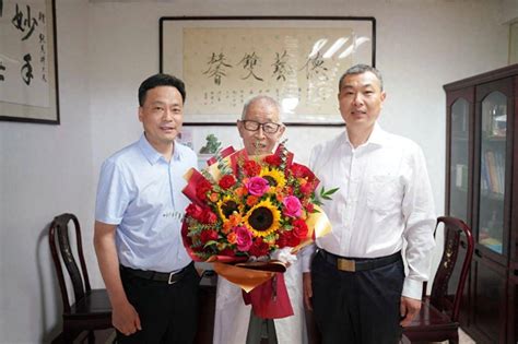 庆“七一”开封市中医院走访慰问老党员万永杰生活老同志