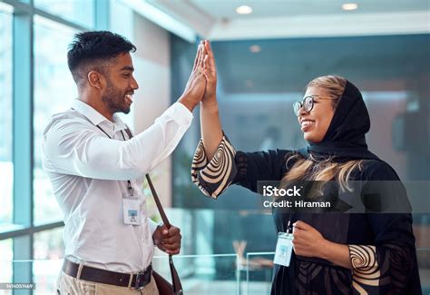 팀워크 지원 및 두 명의 다양한 비즈니스 동료와 동료 간의 협력을 보여주는 하이 파이브 미소 짓고 단합을 축하하고 성공에 대해 서로 축하하는 전문가들 동료에 대한 스톡 사진