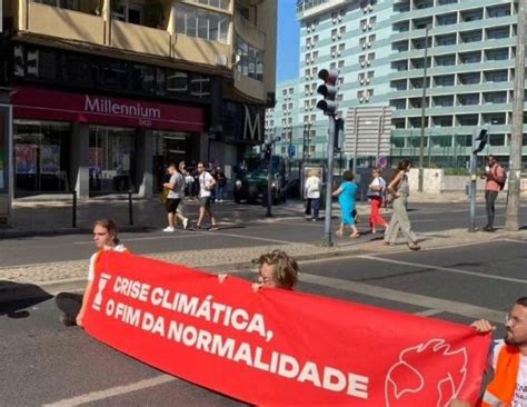 Climáximo Ativistas bloqueiam entrada ao túnel do Marquês em Lisboa