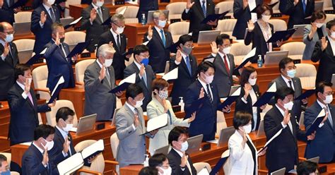의원 선서하는 21대 국회의원들
