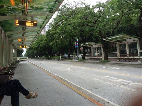 台北的公車站 台北市內有公車專用的車道，可以有效改善交通擠塞的問題。 Felix Tam Flickr