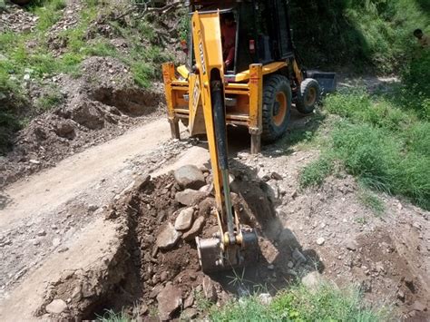 खुलेआम सड़क कटान करके नदी से अवैध खनन राजस्व टीम ने तोड़ दी सड़क