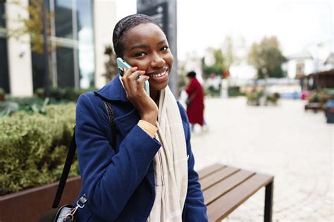 거리에서 휴대 전화를 사용하는 아름다운 젊은 아프리카 여성 25 29세에 대한 스톡 사진 및 기타 이미지 25 29세 거리 긍정적인 감정 표현 Istock