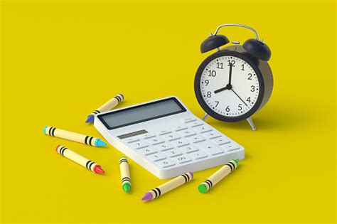 알람 시계와 왁스 연필 근처의 계산기 학교 개념으로 돌아갑니다 사무용품 금융 위기 가정 가족 예산 고등 교육 3d 렌더링 3차원 형태에 대한 스톡 사진 및 기타 이미지